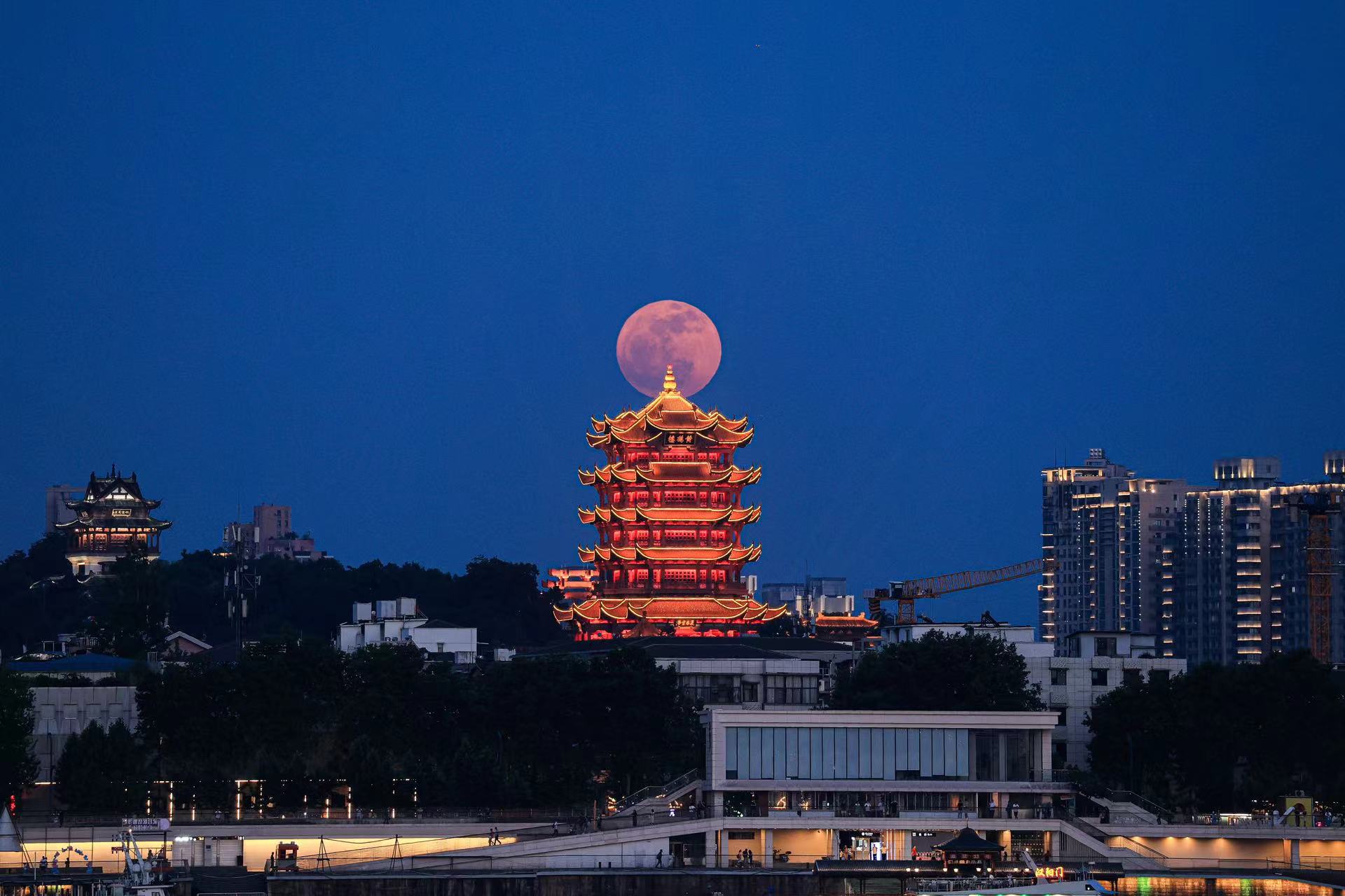黄鹤楼月升-武汉市生态环境局